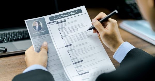 Comment rédiger une phrase d'accroche percutante pour votre CV - C mon web